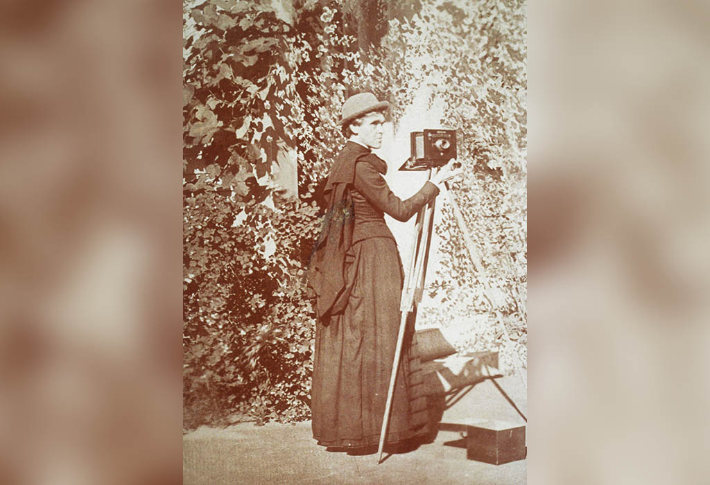 Ça s'est passé un 15 mars : Mort de la photographe Jane Gay - 9 Lives ...